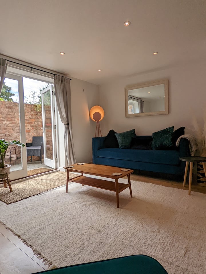 Central Worcester 3 Bedroom Coach House & Parking - Worcester