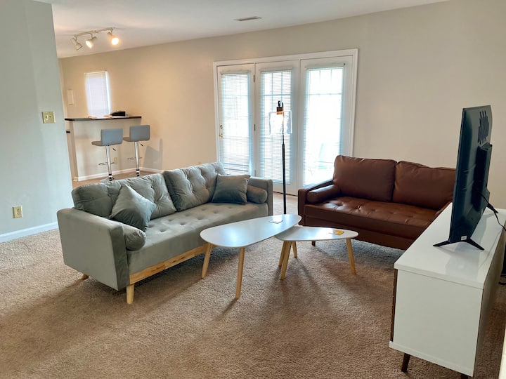 Spacious &Central Top Floor Unit*gym*tennis Courts - Charlottesville, VA