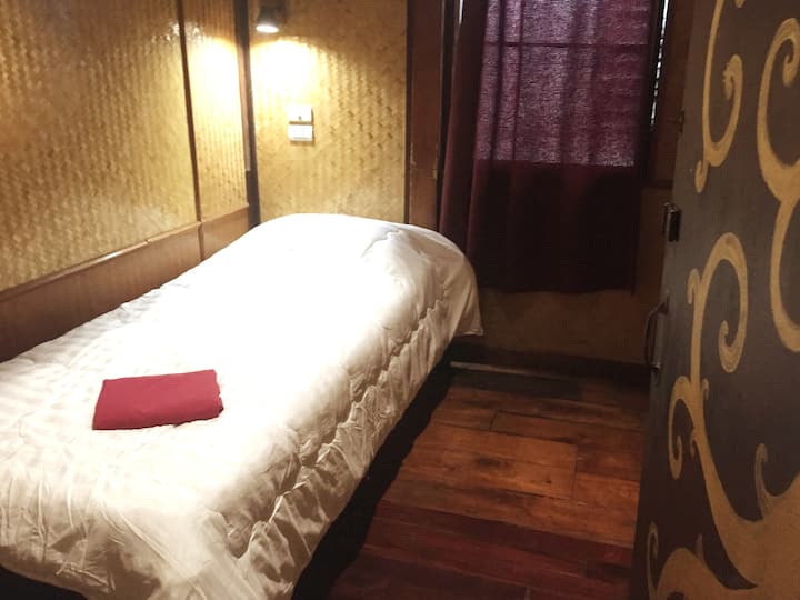 Shanti Lodge Art House: Budget Single Fan Old Town - Bangkok