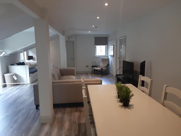 Welcoming 2 Bedroom Loft With Private Garden - 위클로