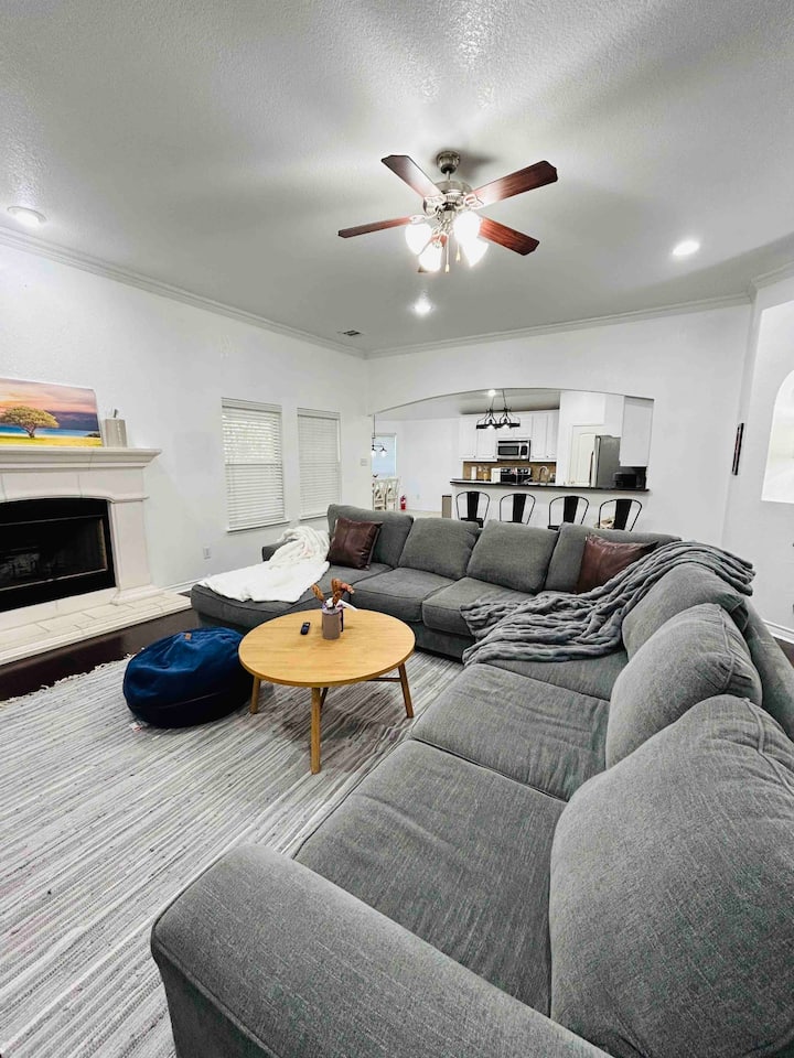 Charming Luxury 4bd/2bt Spacious Home Burleson - Burleson, TX