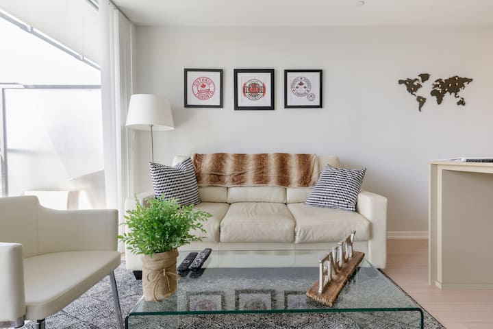 Sunny Downtown Apartment | Gym | Perfect Location - Toronto