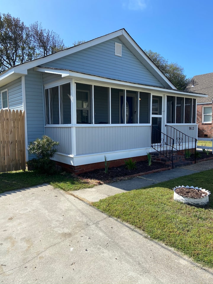 Pet-friendly Beach Cottage Bay Access, Fenced Yard - Hampton, VA