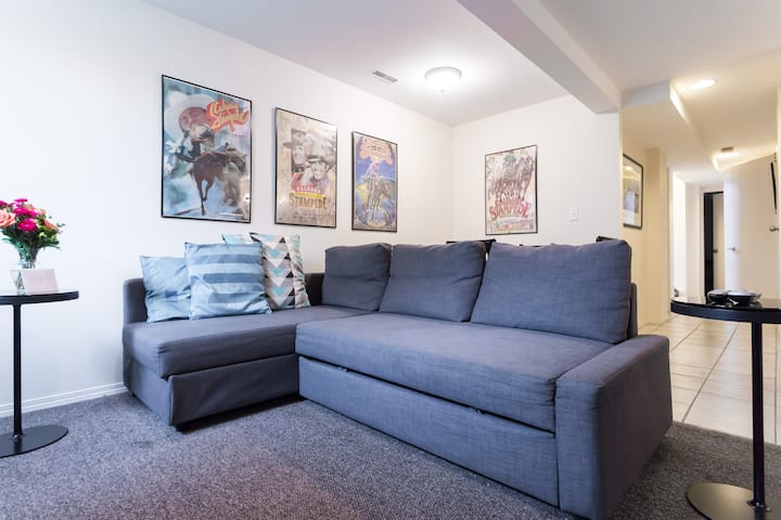 Sunny, Spacious Full Suite Close To Downtown! - Mount Royal University