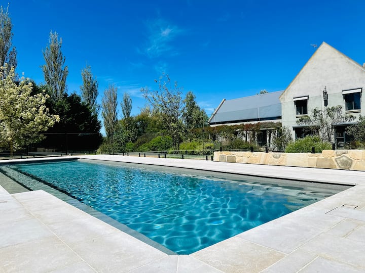 Luxury French Garden Villa - Braidwood
