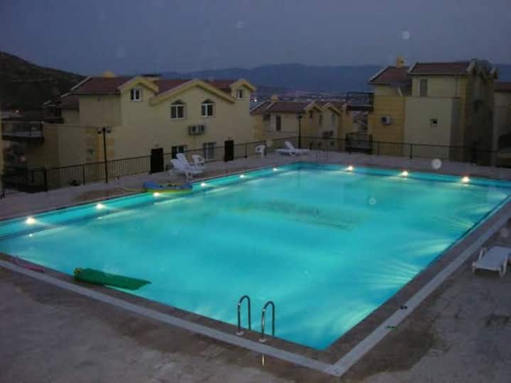 Denize 10 Dk. , Havuzlu Site De Klimalı 1+1  Daire - Kuşadası