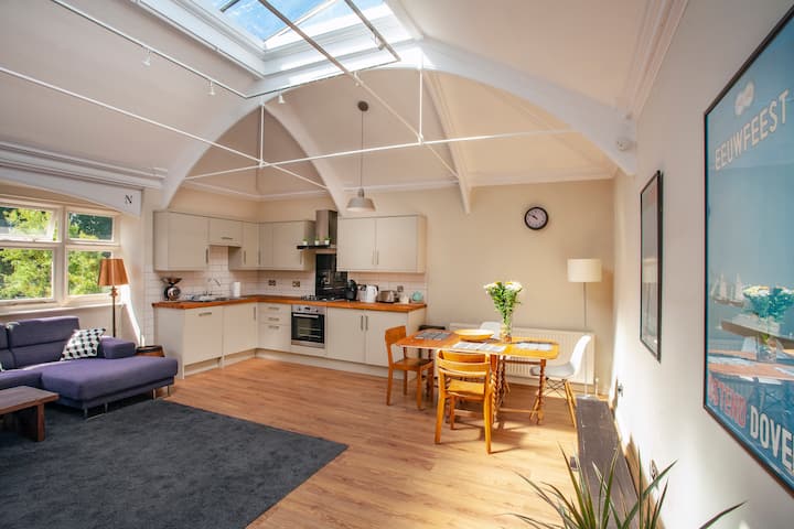 Spacious & Modern Home Near Sea, Station & Shops - Deal