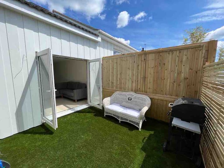 1 Bed Cottage With Private Garden Sleeps 3 - Jersey