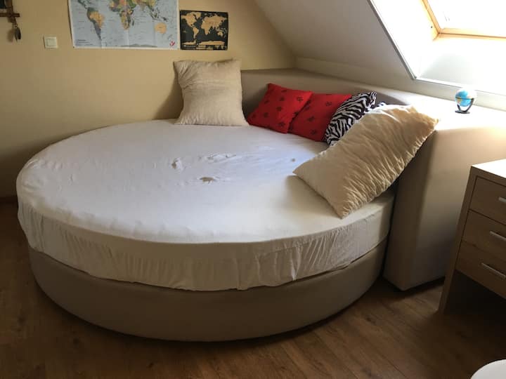 Jolie Chambre Dans Quartier Agreable, Tomorrowland - Boom