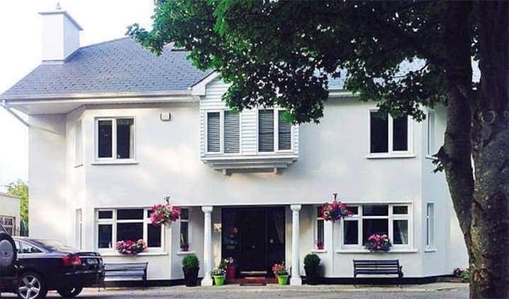 Glenomra House - Family-run Bed & Breakfast - Ennis
