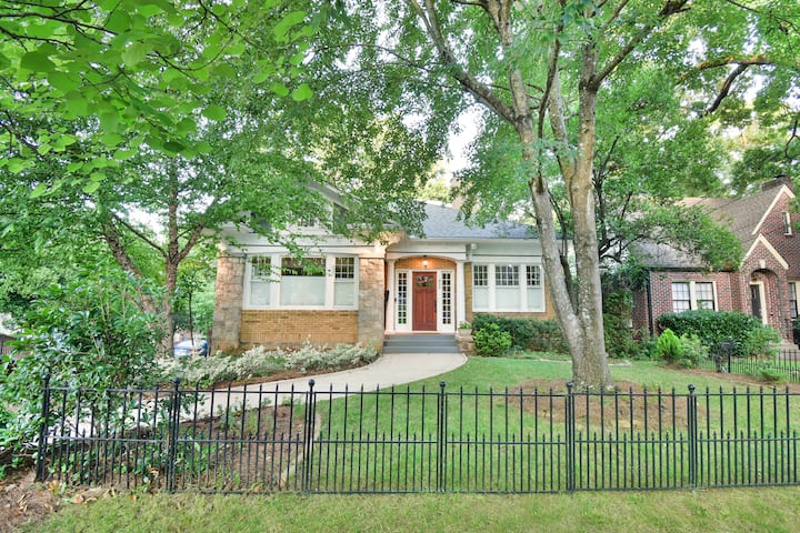 Intown Dream: Super Clean With 6 Bedrooms - Atlanta, GA