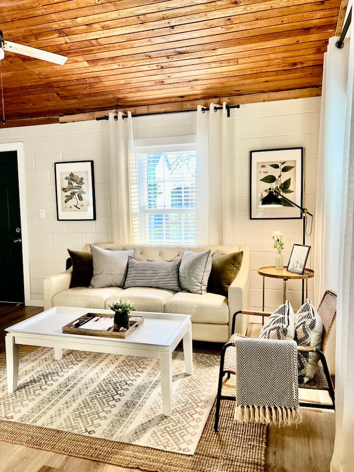 The Twin Gables / Peaceful Cottage-feel 2 Bedroom - Waco, TX