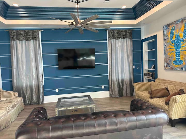 Jazz Fest Large Groups Walk To French Quarter - New Orleans, LA