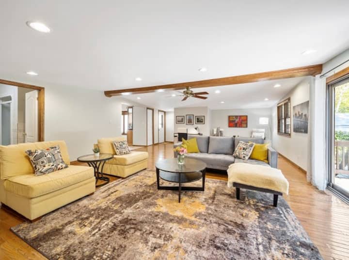 A Spacious Escape: Pool Table, Patio & Big Kitchen - Windsor