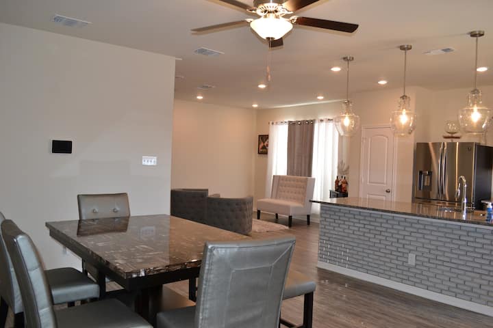 Short Commute To Ft Cavazos/ 2 Rooms - Killeen, TX