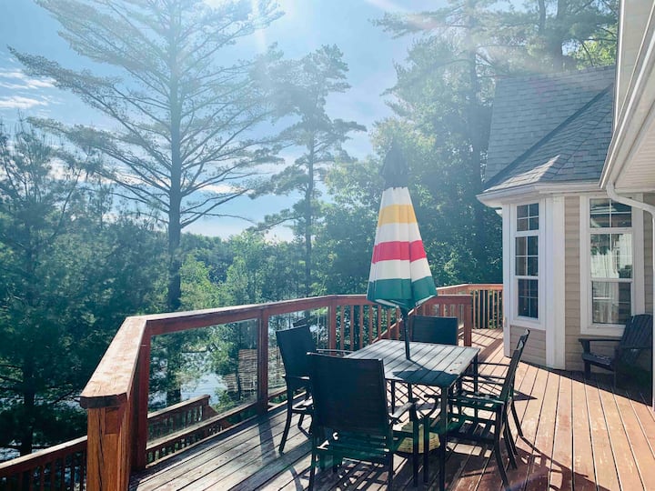 All-season Waterfront Cottage On Lake Muskoka - Gravenhurst