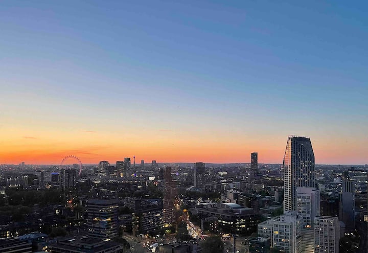 Skyline View Penthouse W/balcony - London