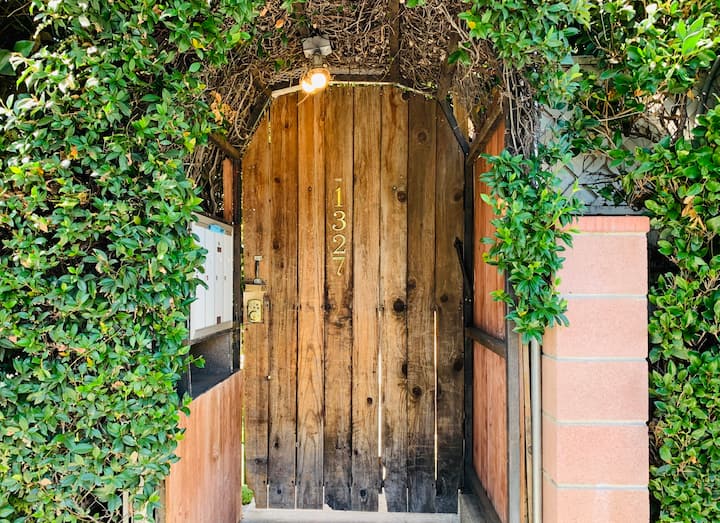 Petite Hollywood Central Bungalow - Los Angeles, CA