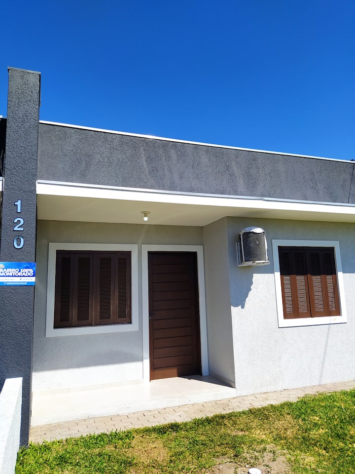 Casa Nova Na Praia Utilizada Apenas Para Temporada, Venha Desfrutar De Um Ambiente Aconchegante E Seguro, Próximo Ao Centro E Supermercados - Xangri-lá