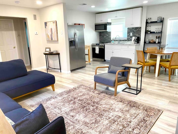 Spacious And Cheerful Central Oaks Home - St. Petersburg, FL