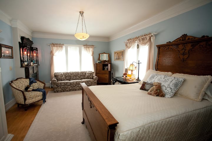 Historic Bed & Breakfast Summer Getaway Awaits! - Hartford, WI