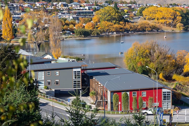 2-bed, 2-bath Marina Apt With Full Kitchen & Views - Queenstown