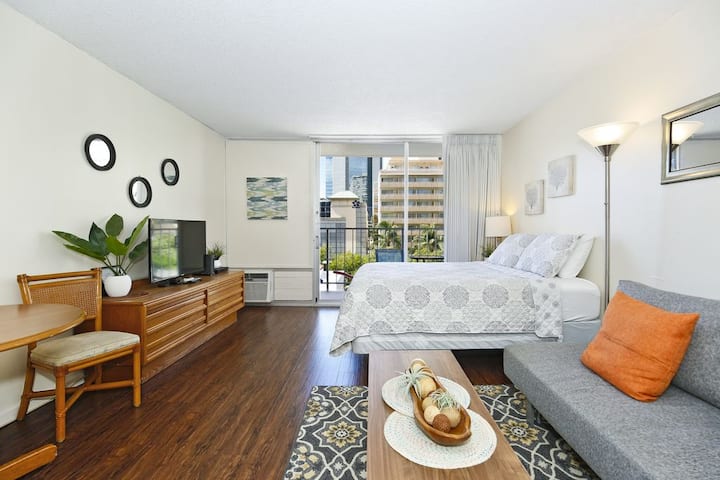 Heart Of Waikiki Walk To Beach With Parking & Pool - Honolulu, HI