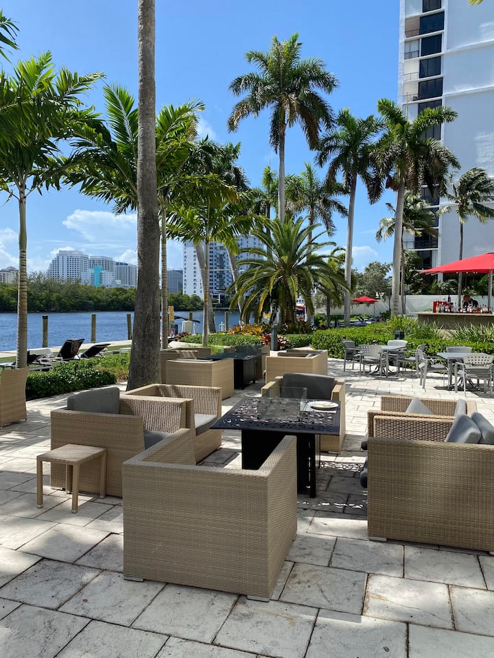 Seaside Lux Coastal Glow 4 - Fort Lauderdale, FL