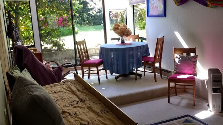 Cozy Studio With Gardens, Woods And Beach - Bainbridge Island, WA
