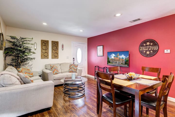 Suite Getaway ~4 Bedrooms~ Extended Stay - Buena Park, CA