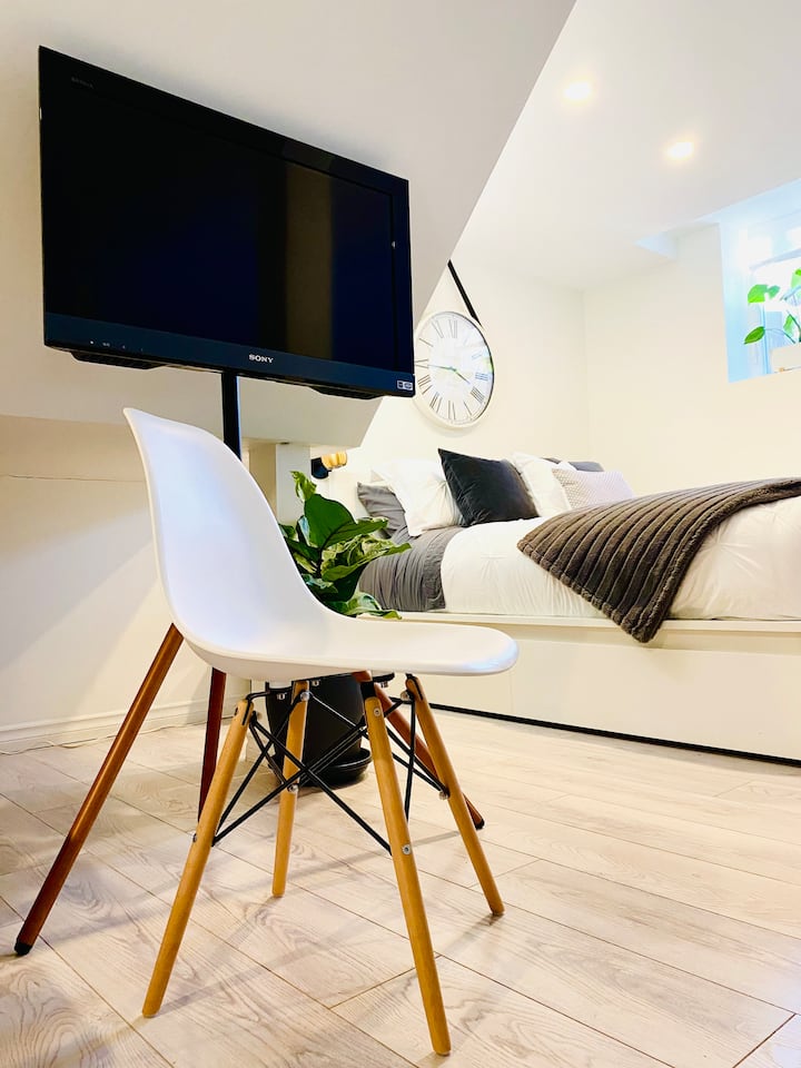 Bright, Spacious Lakeside Suite (Private Entrance) - Pickering