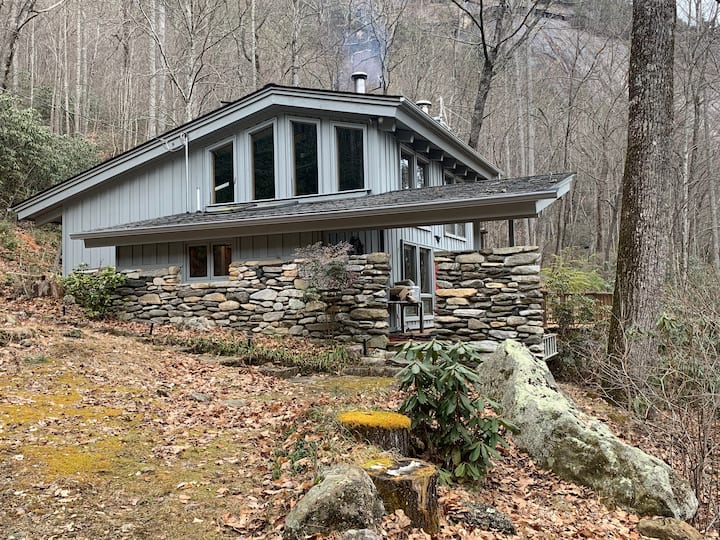 Secluded Rustic Mountain Cabin - Highlands, NC