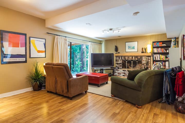 Forest Getaway: Stunning Home, Garden & Trails - Mount Seymour