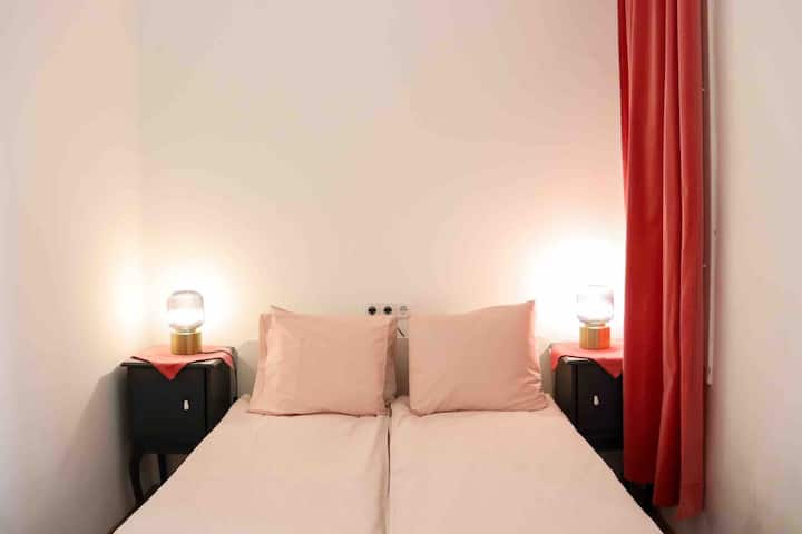 Spacious And Quiet Apartment In Akácfa Street - Budapest