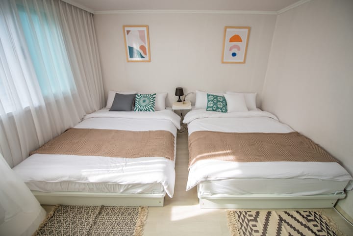 "Mint Condition" Hongdae Street Guesthouse :) - Seoul