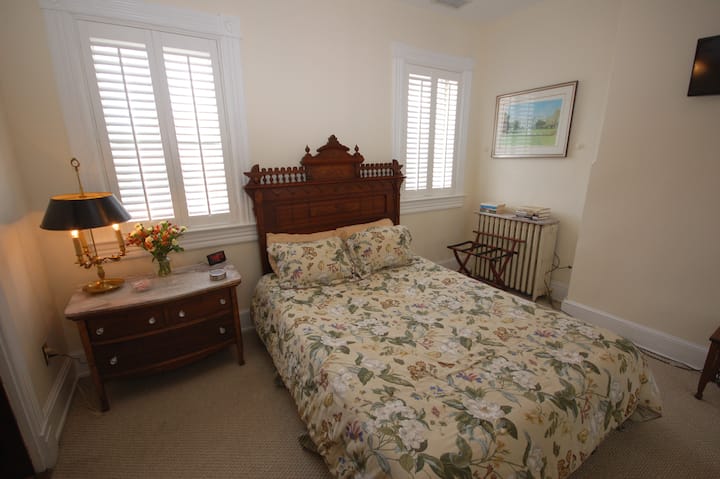 Hydeaway Bed And Breakfast - Queen Bedroom - Capitol Hill, DC
