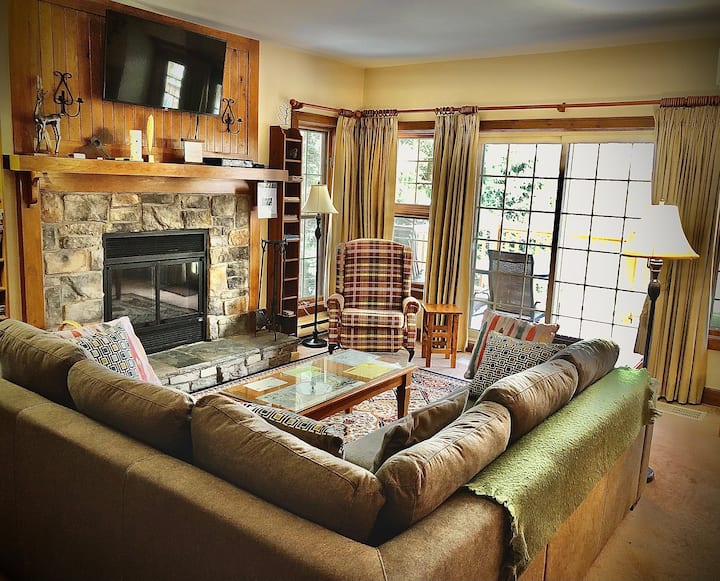 Beautiful Tremblant Village Condo - Mont-Tremblant