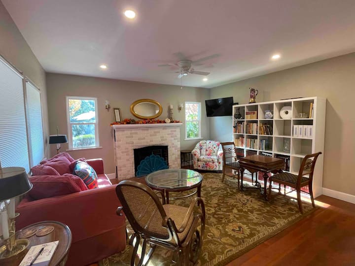 Quaint 2 Bedroom Residential Home With Wood Stove - Murphys, CA