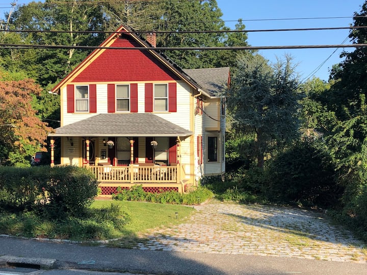 2-bedroom Getaway Steps From Downtown Mystic - Mystic, CT