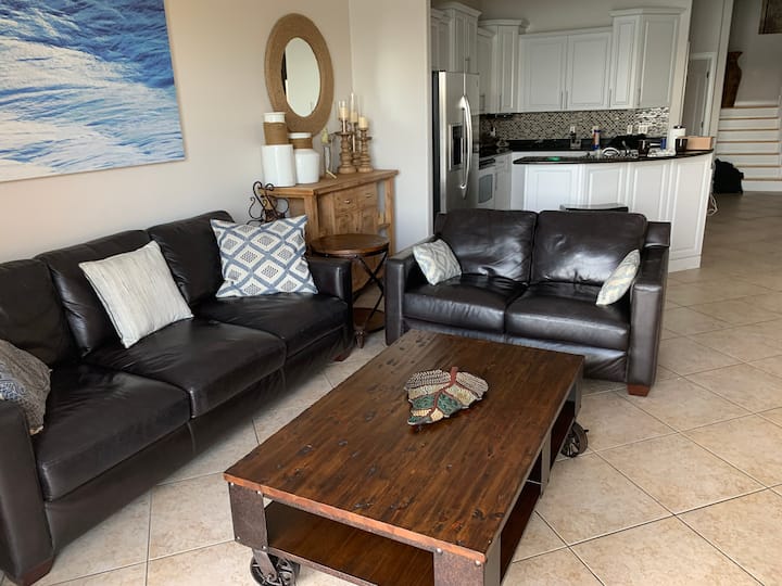 Luxury And Spacious Waterside Getaway - Clearwater, FL