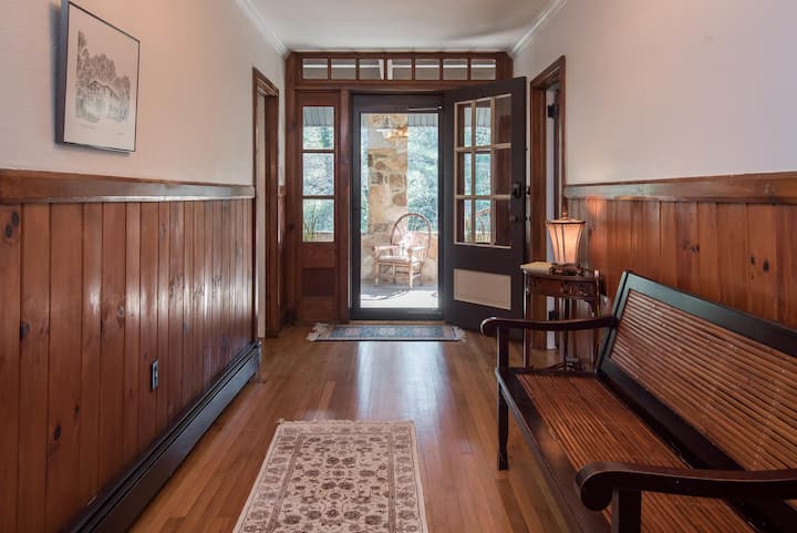 Elegant, Historic Home Close To Downtown - Hendersonville, NC