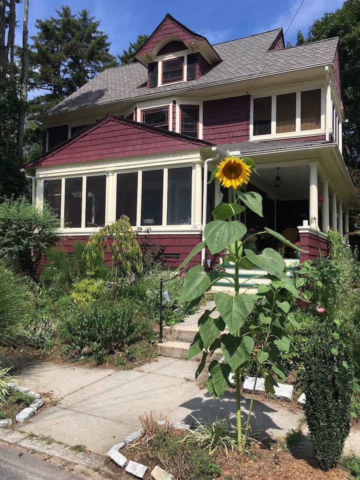 1910 Spacious Summer Retreat - Cranston, RI