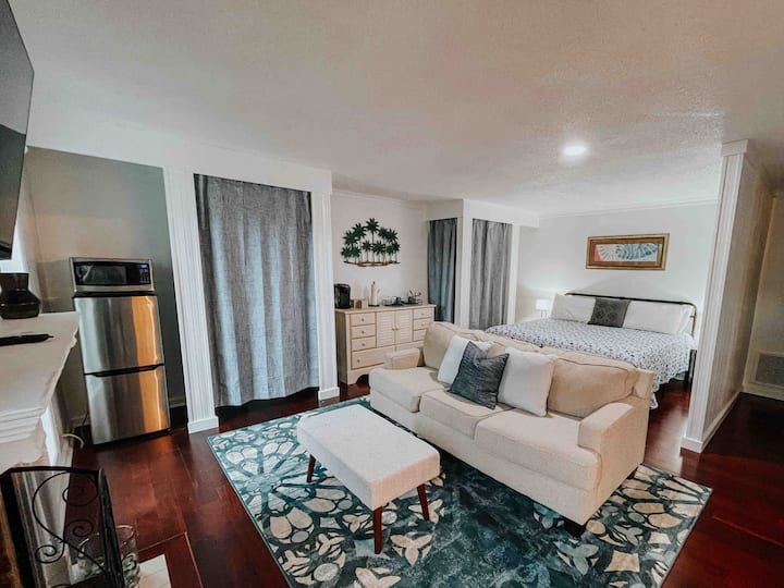 Private Palm! Spacious Suite, Bathroom, And Patio! - Wrightsville Beach, NC