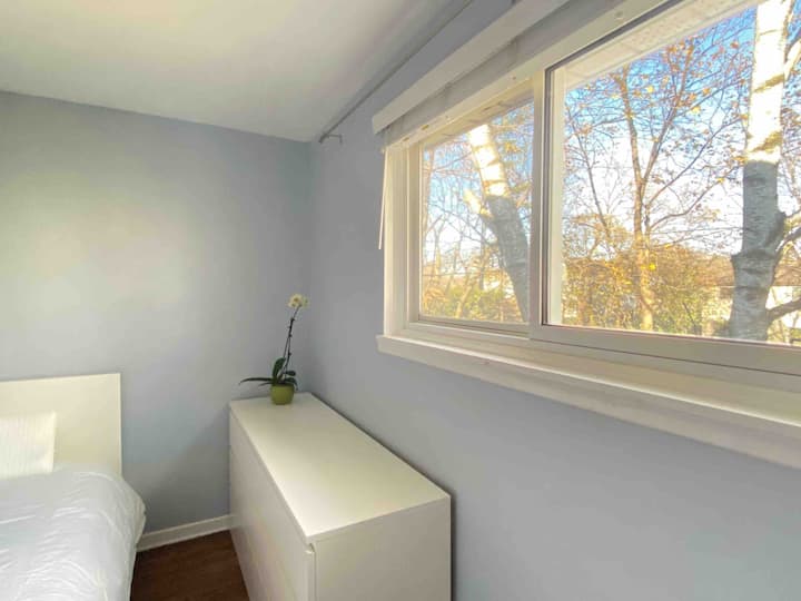 Large Private Room For 1-3 People On Upper Floor - Markham