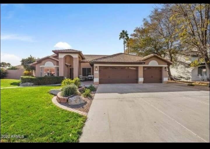 Fairbrook Oasis Offers 3 Bedroom Home With A Pool - Mesa, AZ