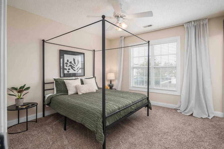 The Lounge - Private Patio W/ Space To Relax - Greenville, NC