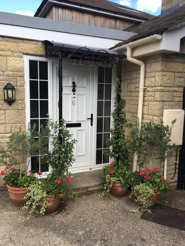 Central Sherborne, Dorset. Garden. Parking. - Sherborne