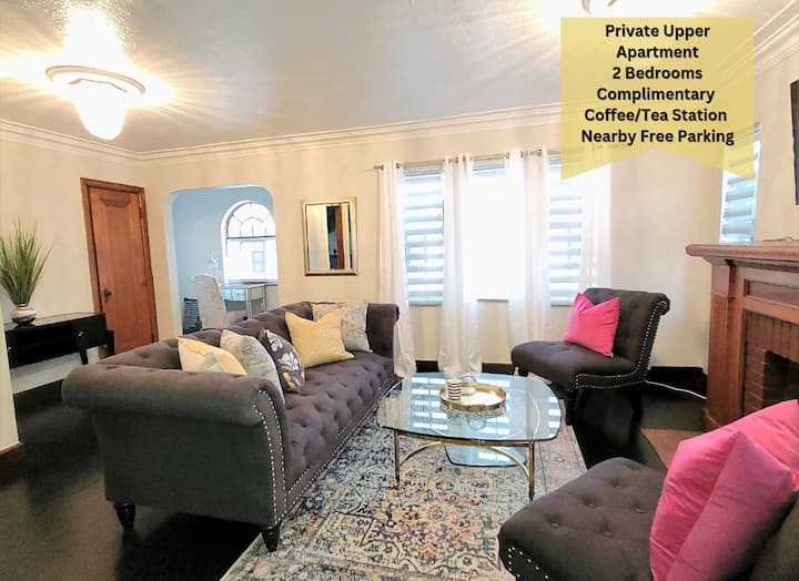 Modvintáge Charm | Private Upper 2 Bedroom Flat - Detroit, MI