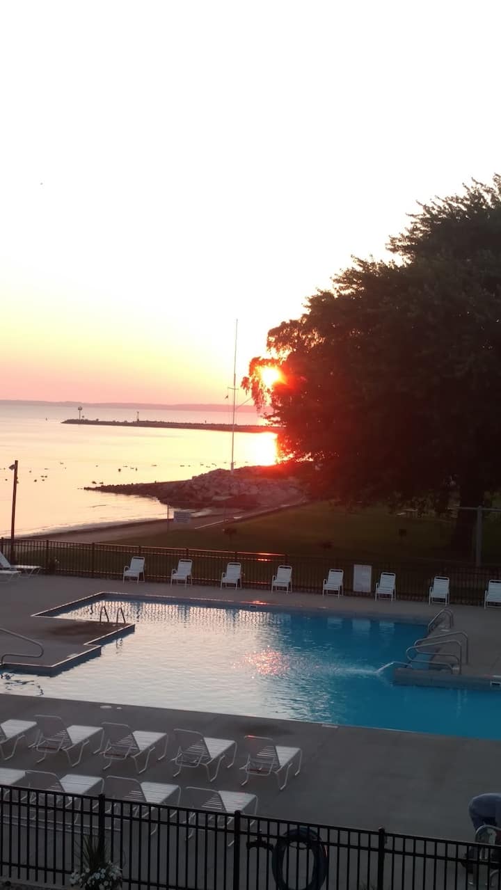 Waterfront Condo,
 W/ Beach/pool/hot Tub - Catawba Island State Park, Port Clinton
