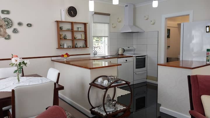 Monarch Manor Stylish 3 Bedroom In City Centre - Palmerston North